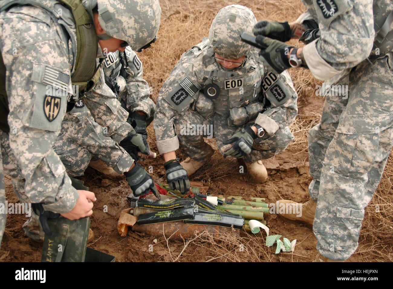 Eod iraq army soldiers hi-res stock photography and images - Alamy