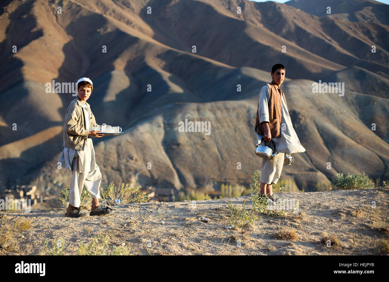 Afghan children go back to their village after bringing shia tea to ...
