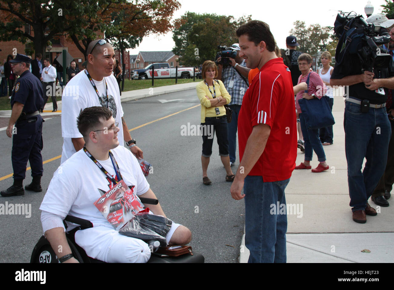 US Army 51872 Tony Steward thanks Spc. Parker Stock Photo - Alamy