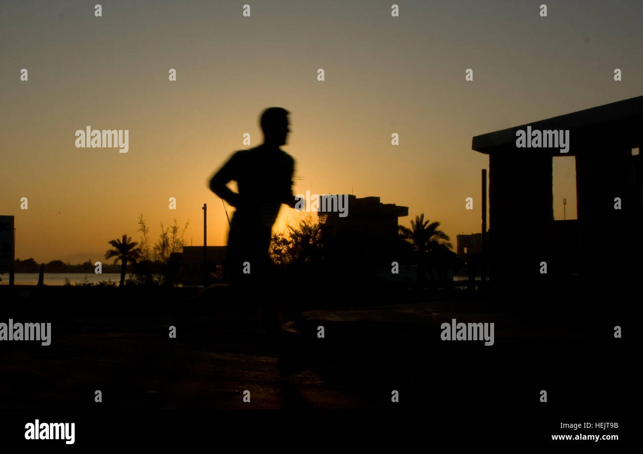 Participants run in the Seattle Shadow Marathon and Half Marathon Run ...