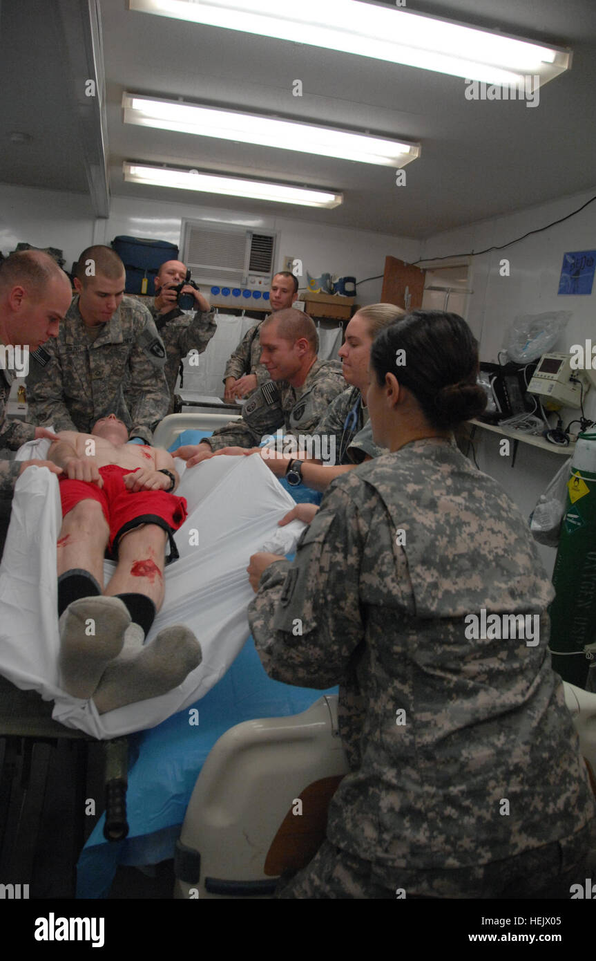 U.S. Soldiers, attached to the 28th Combat Support Hospital, Tallil ...
