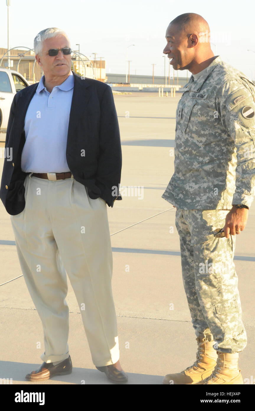 Gen. George W. Casey Jr., Chief of Staff of the Army, speaks with Maj ...