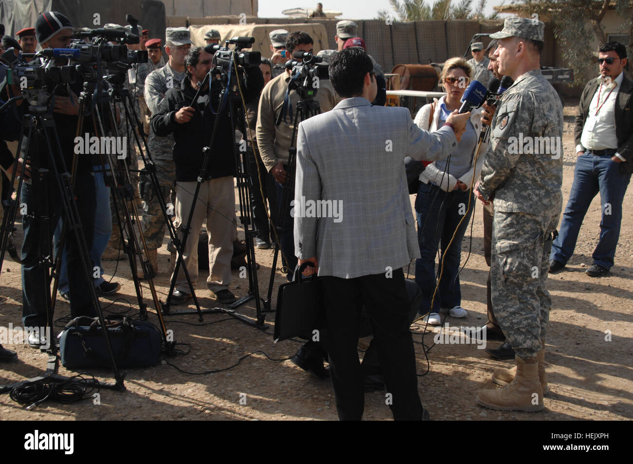 U.S. Army Maj. Gen. Stephen R. Lanza speaks with Iraqi journalists ...