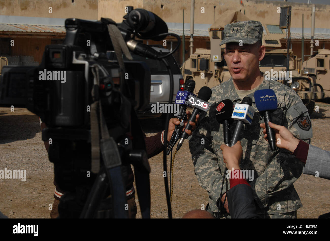 U.S. Army Maj. Gen. Stephen R. Lanza speaks with Iraqi journalists ...