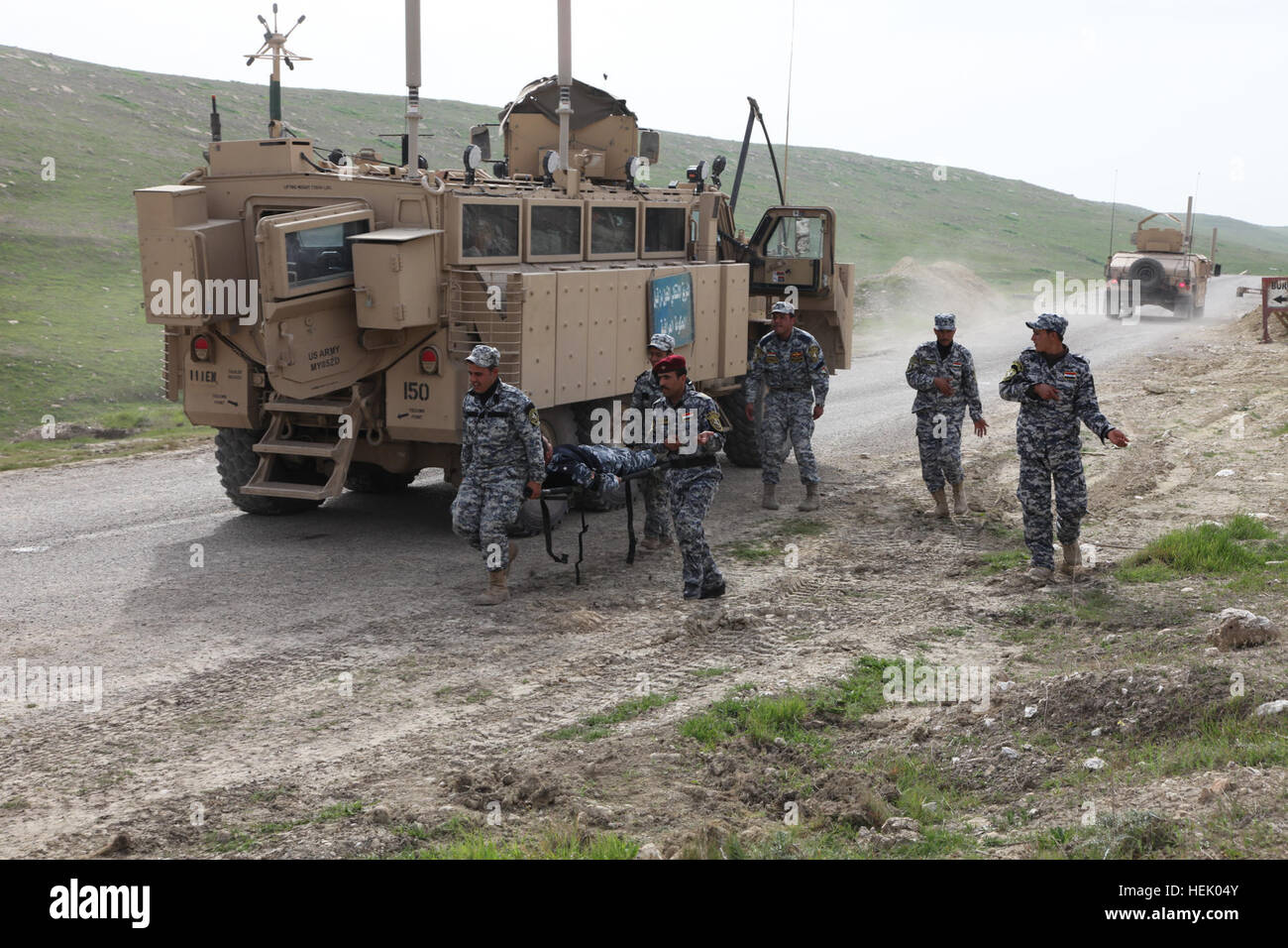 The Iraqi federal police practice first aid during a practical exercise ...