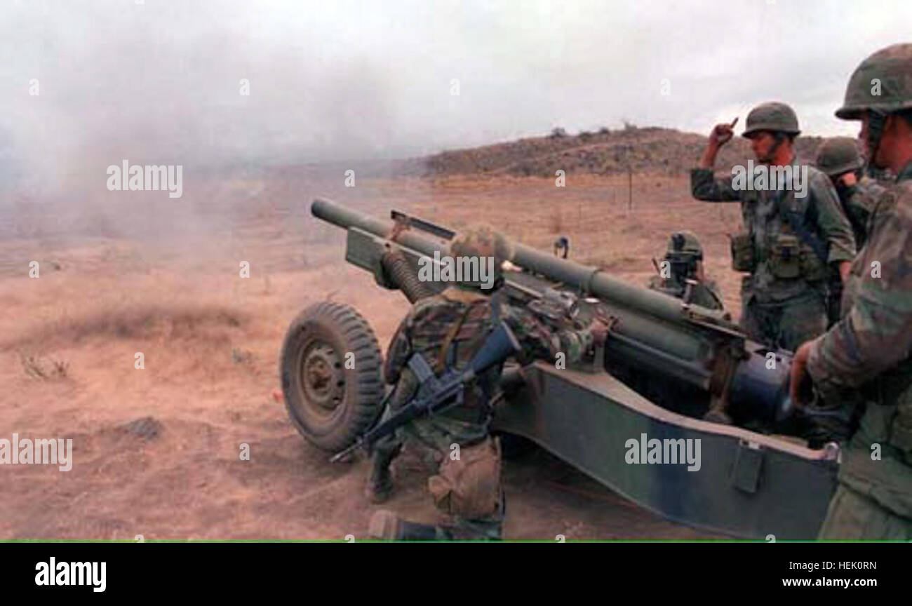 M102 Firing1 pd army mil Stock Photo - Alamy