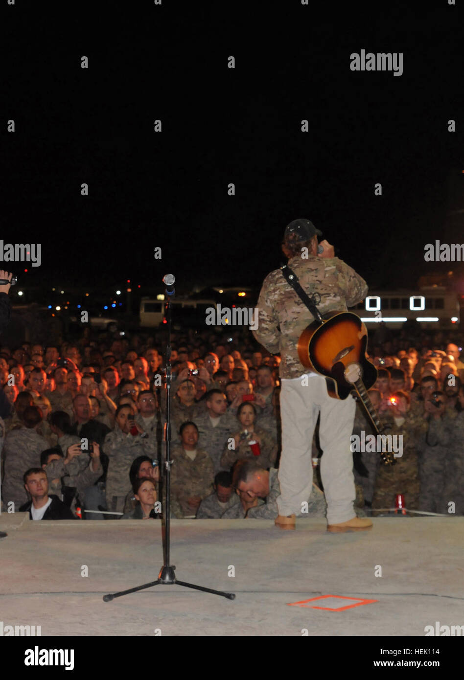 Toby Keith performs for more than 1,000 service members on Bagram Air ...