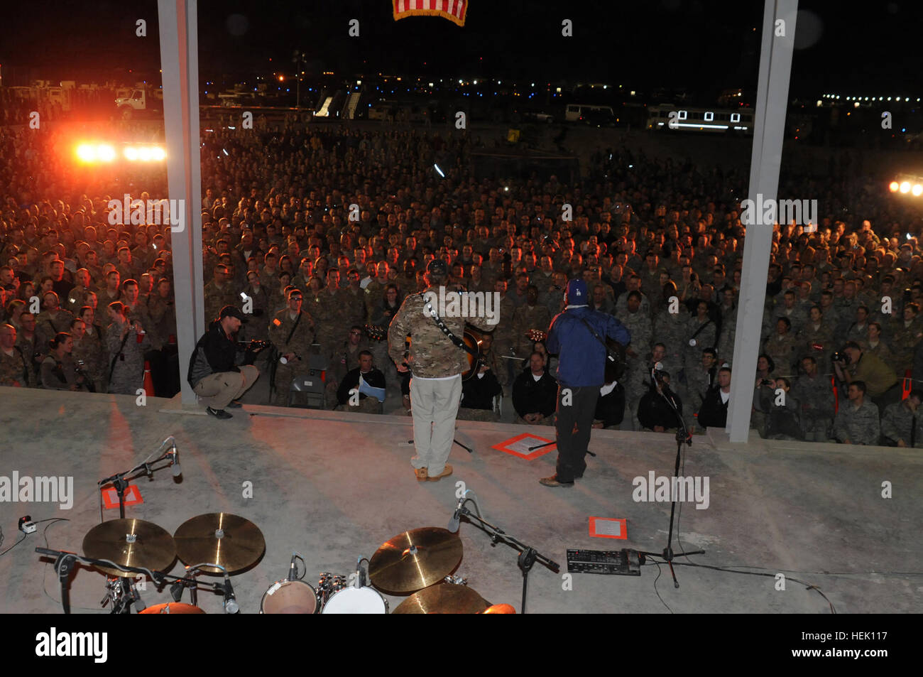 Toby Keith performs a free concert for more than 1,000 service members ...