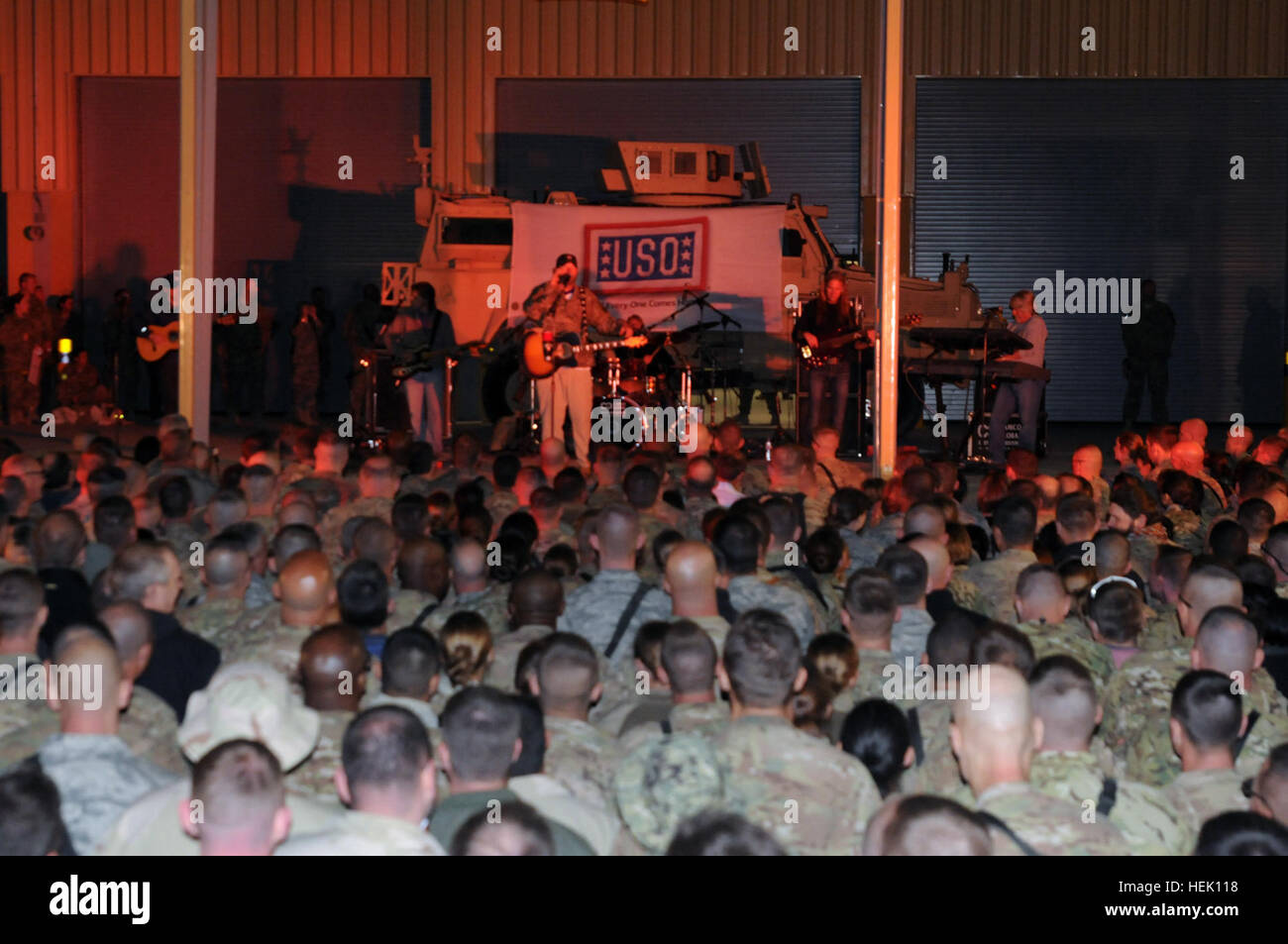 Toby Keith performs a free concert for more than 1,000 service members ...