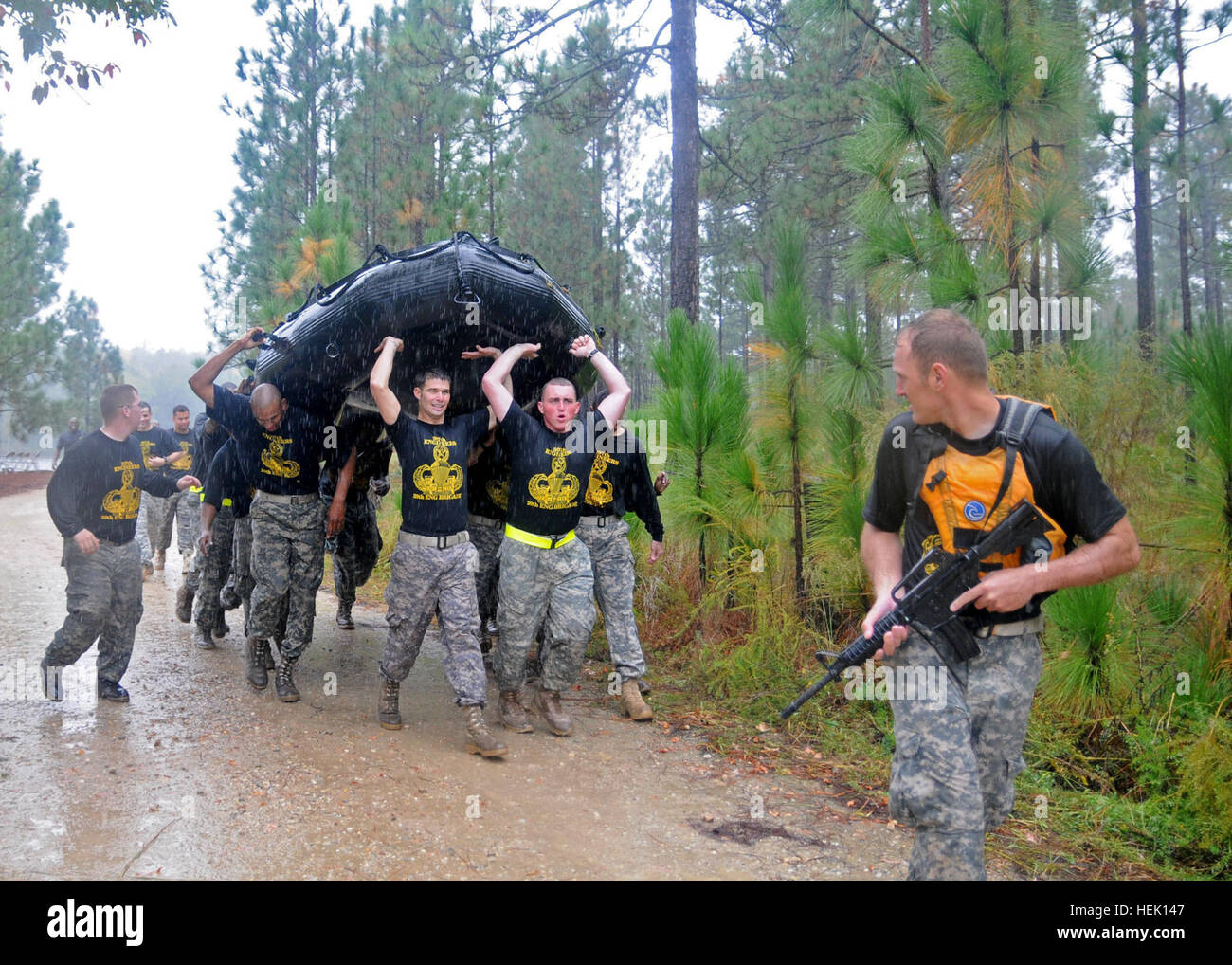 Paratroopers from the 307th Engineer Battalion rush to the finish line ...