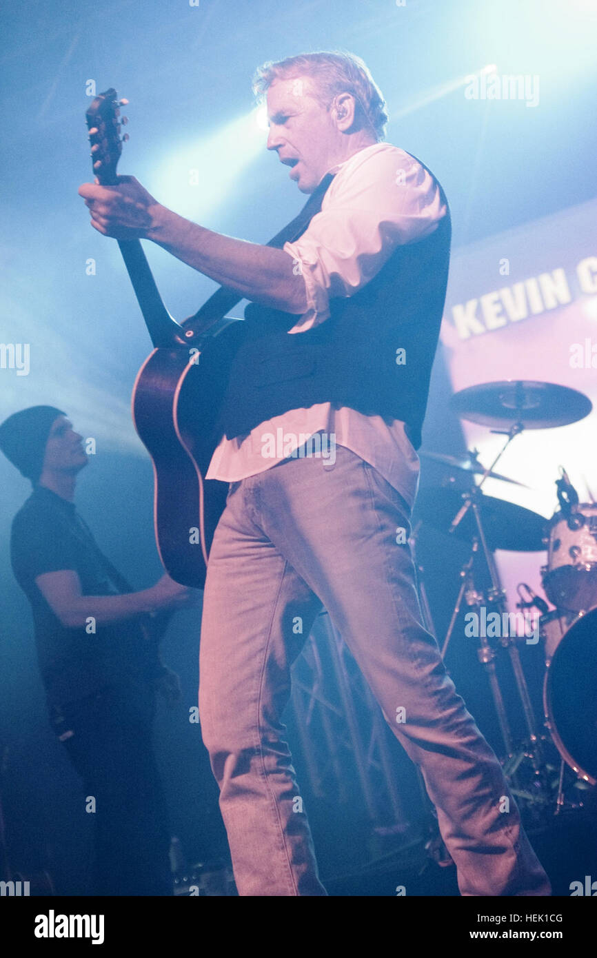 Kevin Costner on stage, 2010 Stock Photo - Alamy