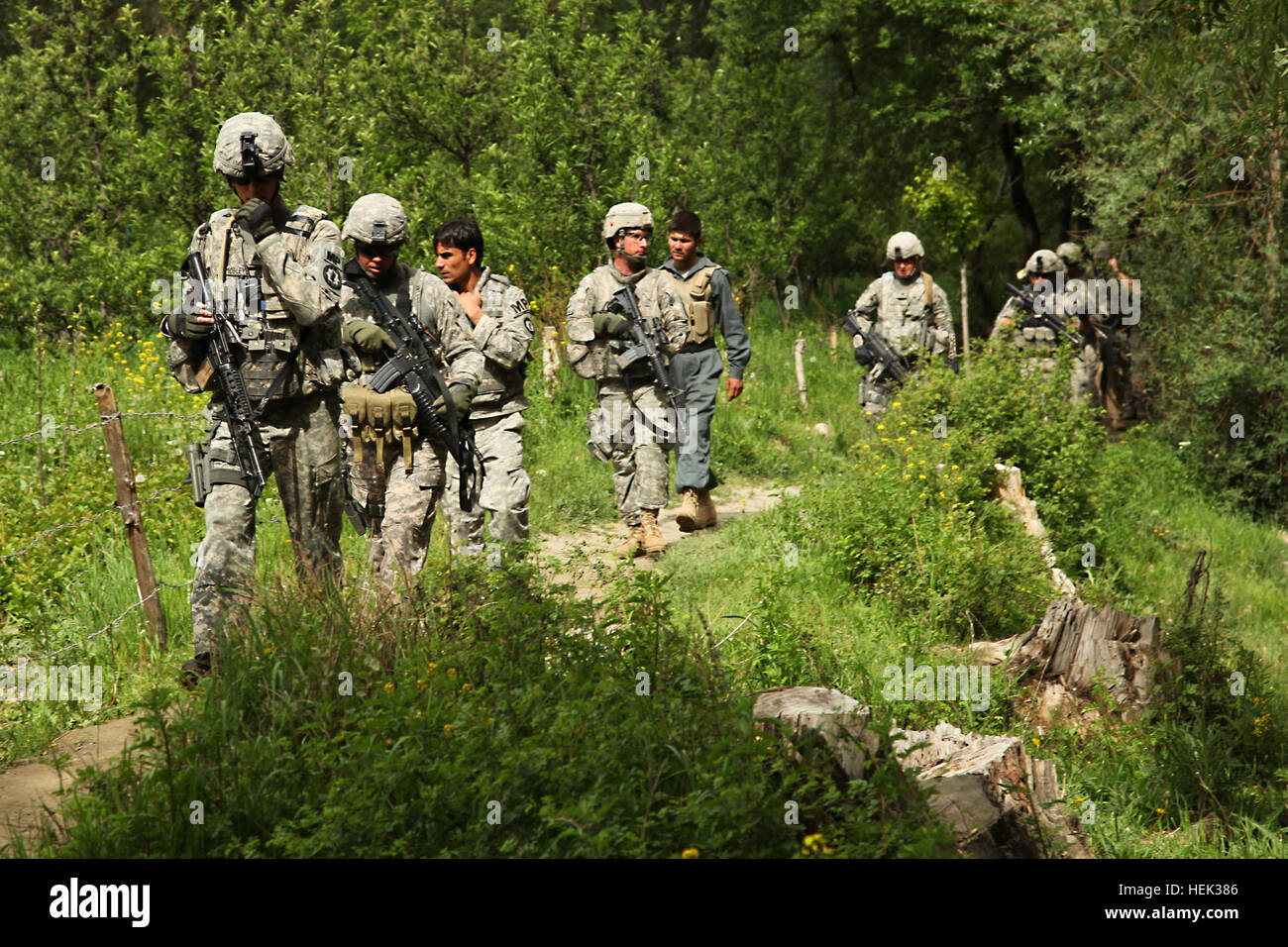 U.S. Army soldiers from 1st Platoon, 401st Military Police Company and ...