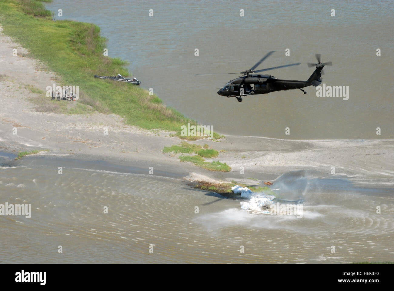 Soldiers from the Louisiana National Guard's 205th Engineer Battalion ...