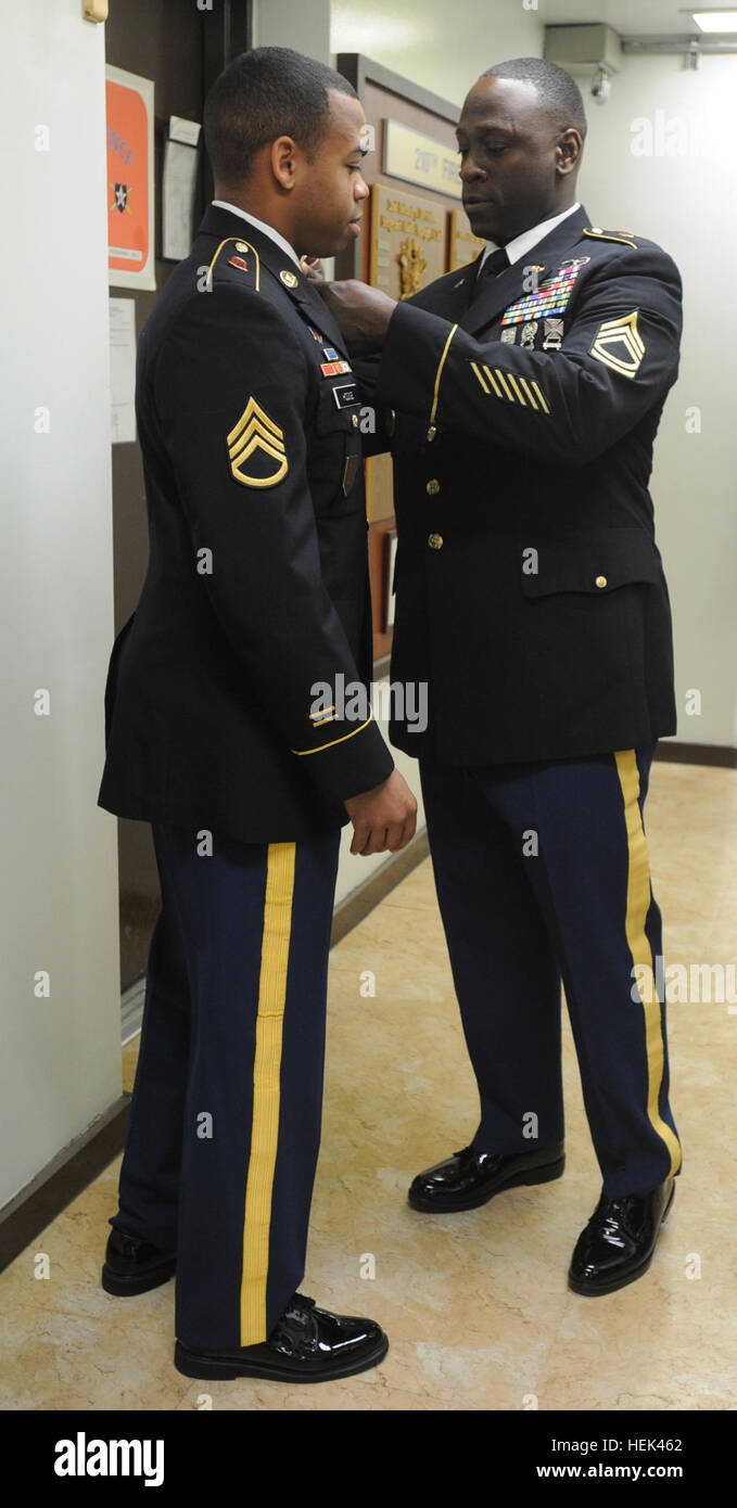 Soldiers from the 210th Field Artillery Brigade, 2nd Infantry Division ...