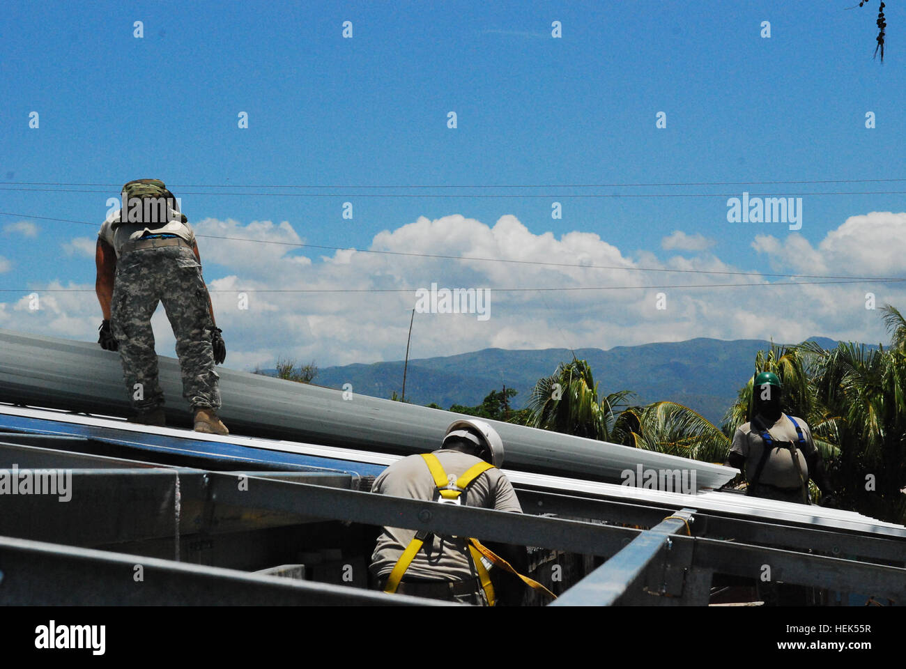 Louisiana National Guard Soldiers, with the 528th Engineer Battalion ...