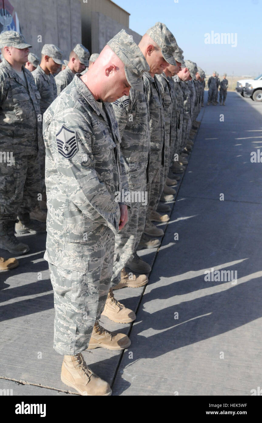 Us army soldiers bow heads hi-res stock photography and images - Alamy
