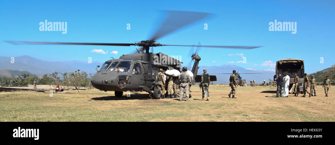 Pakistani soldiers load food onto a U.S. Army UH-60 Black Hawk ...