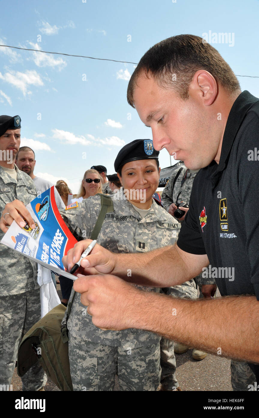 Nascar driver ryan newman signs hi-res stock photography and images - Alamy