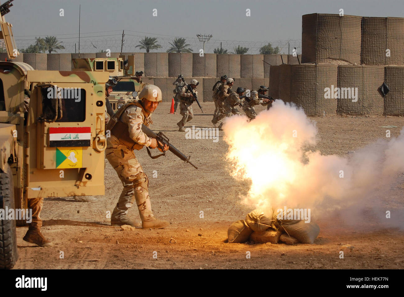 Iraqi Army soldiers with 3rd Company, Commando Battalion, 11th Iraqi ...