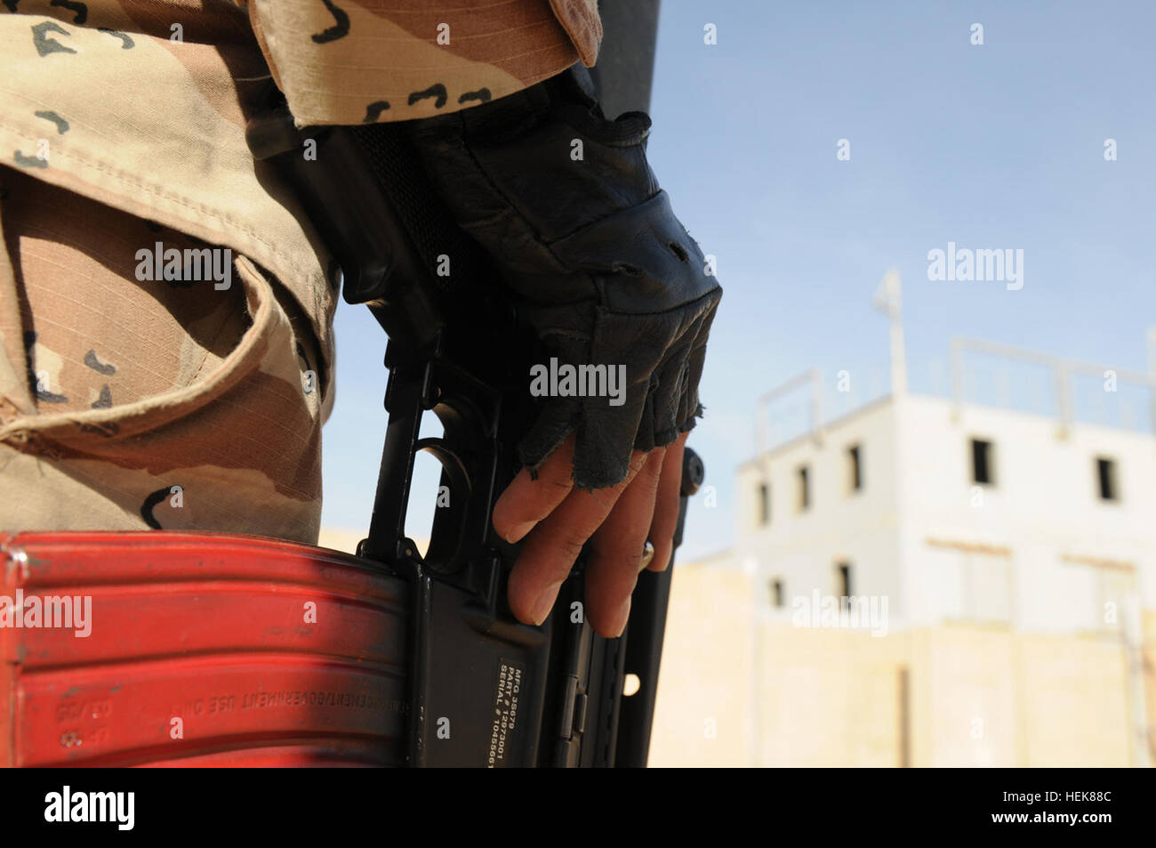 An Iraqi Army soldier with the 2nd Company, Commando Battalion, 11th ...