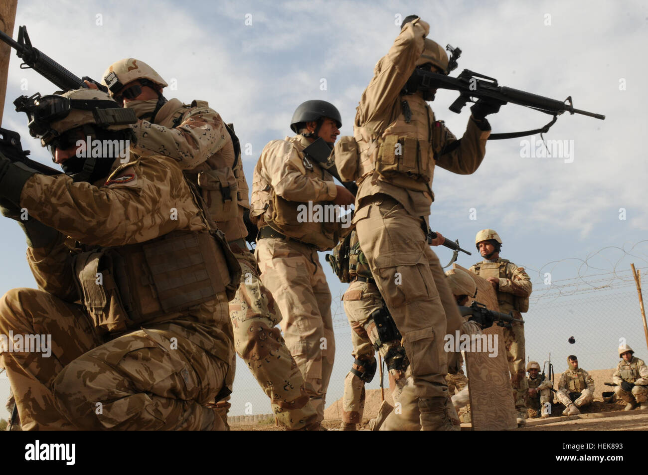 Iraqi Army soldiers with 2nd Company, Commando Battalion, 11th Iraqi ...