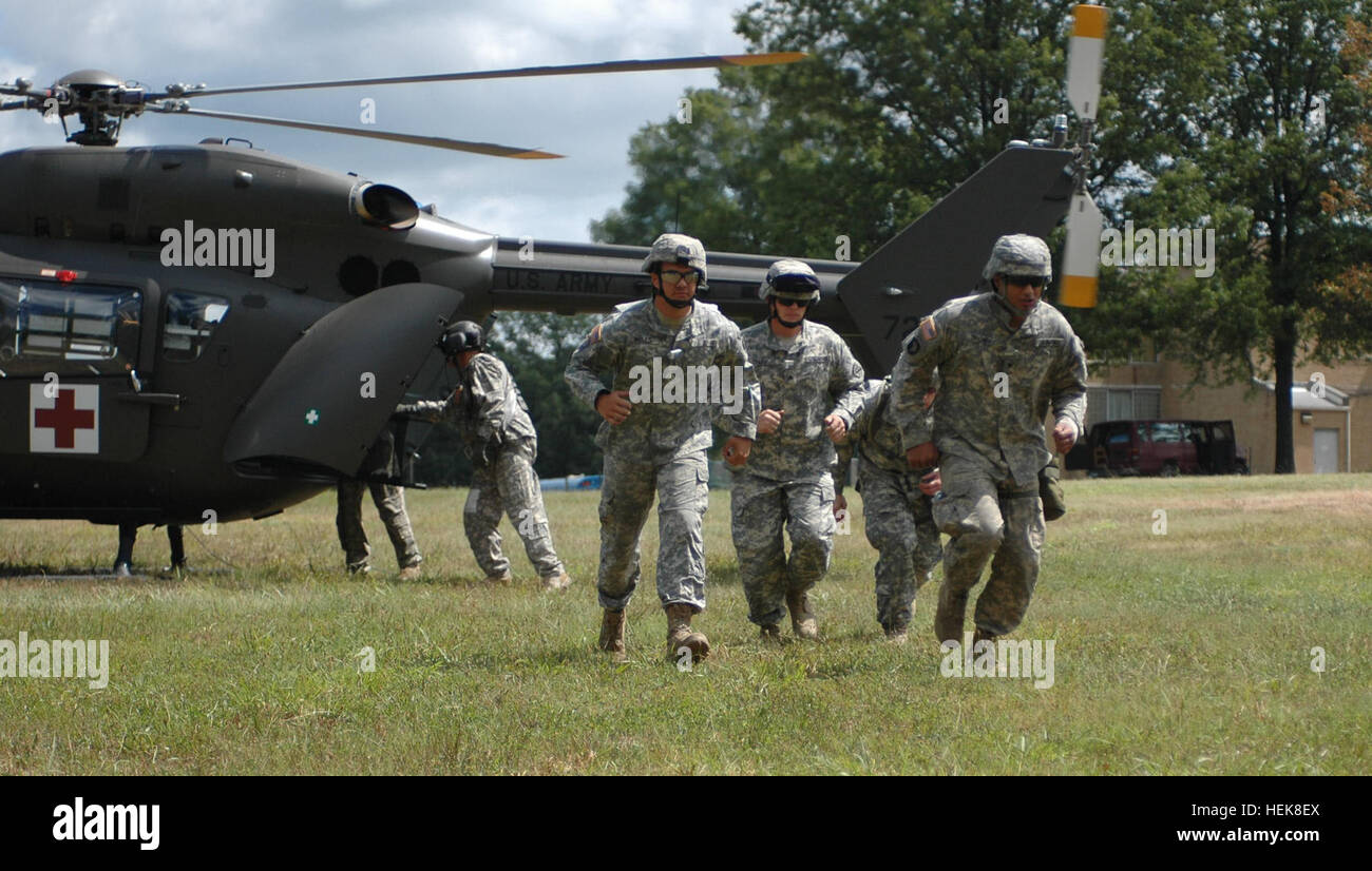 Soldiers of the 129th Medical Company, Alabama Army National Guard, run ...