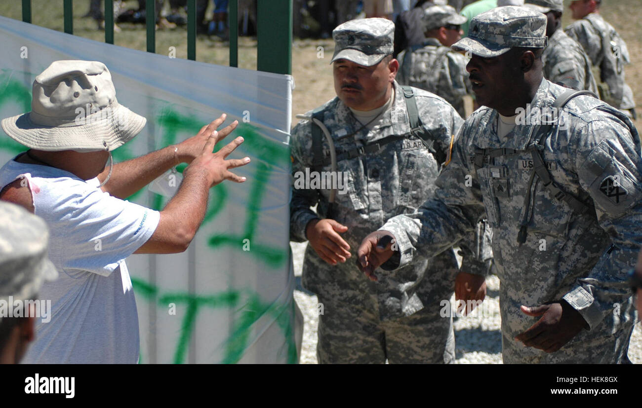 U s army soldiers speak local hi-res stock photography and images - Alamy