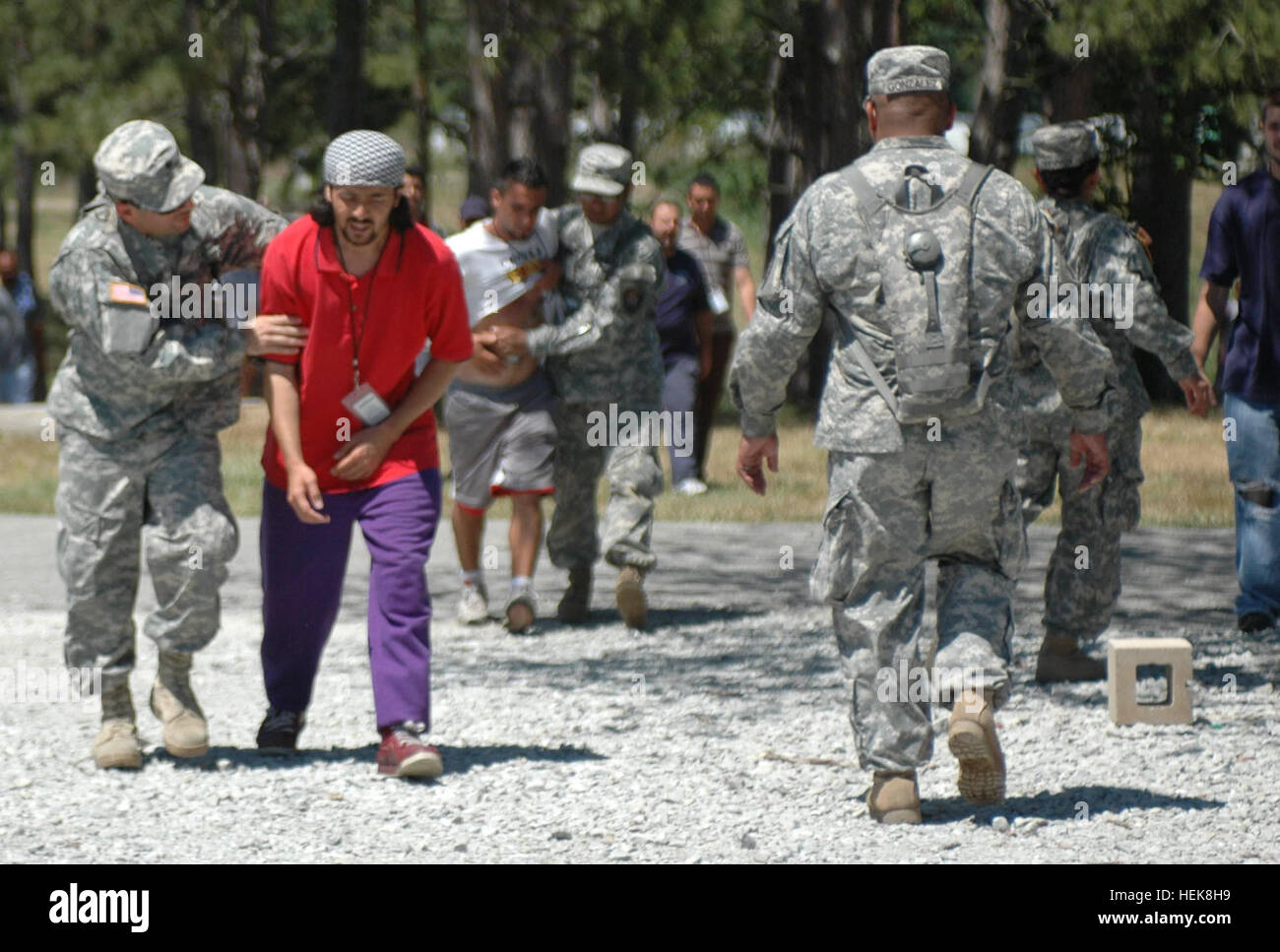 Soldiers from the Alabama and Florida National Guards assist displaced ...