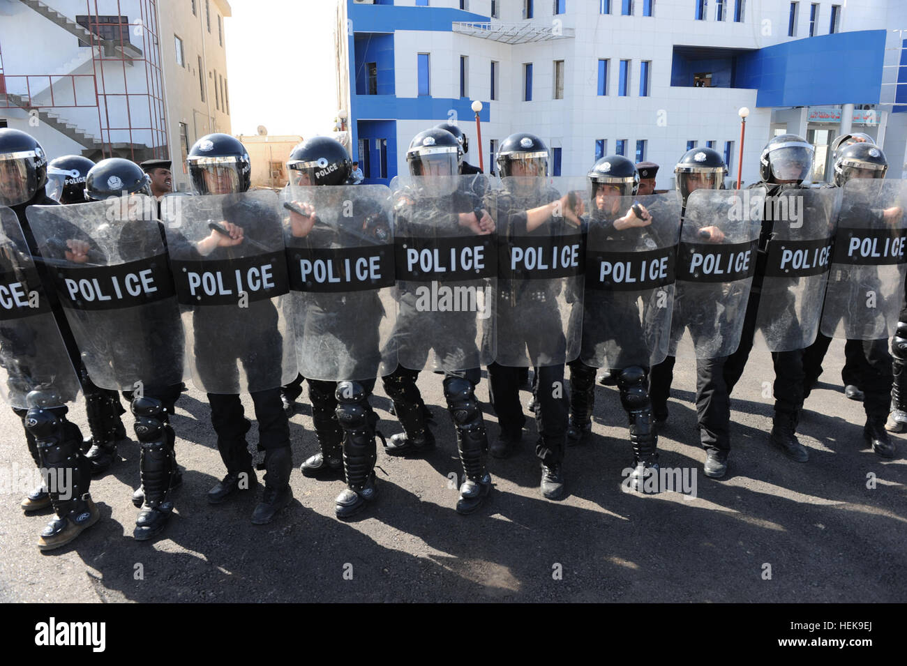 Iraqi Police officers practice riot control training in Ramadi, Iraq ...