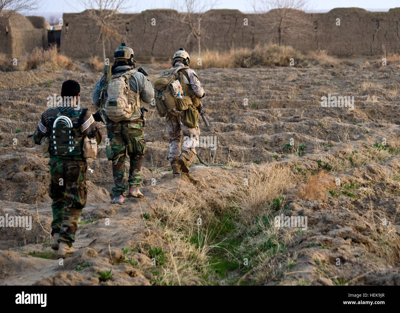 A U.S. Navy explosives ordnance disposal technician with Special ...