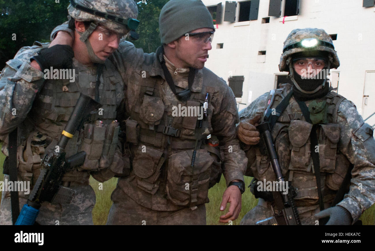 U.S. Army soldiers attending the Special Forces Qualification Course ...