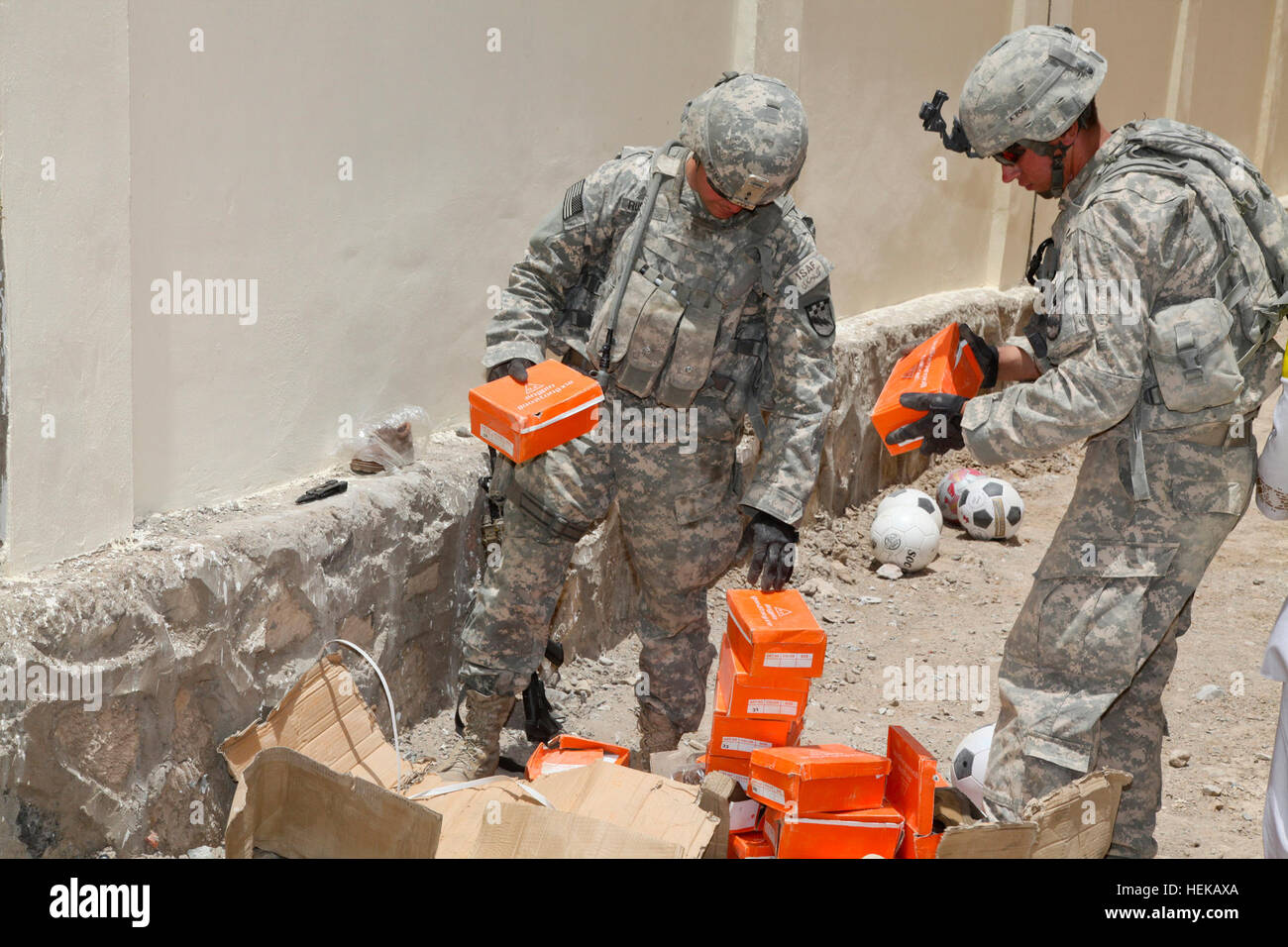 U.S. Army soldiers assigned to the 525th Battlefield Surveillance ...