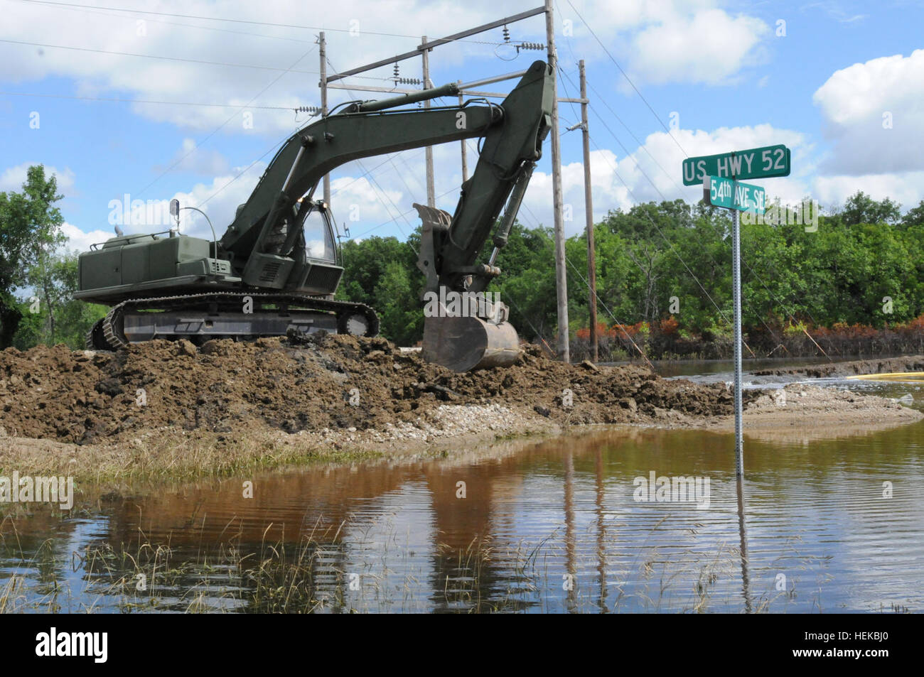 Soldiers of the Minnesota National Guard's 682nd Engineer Battalion ...