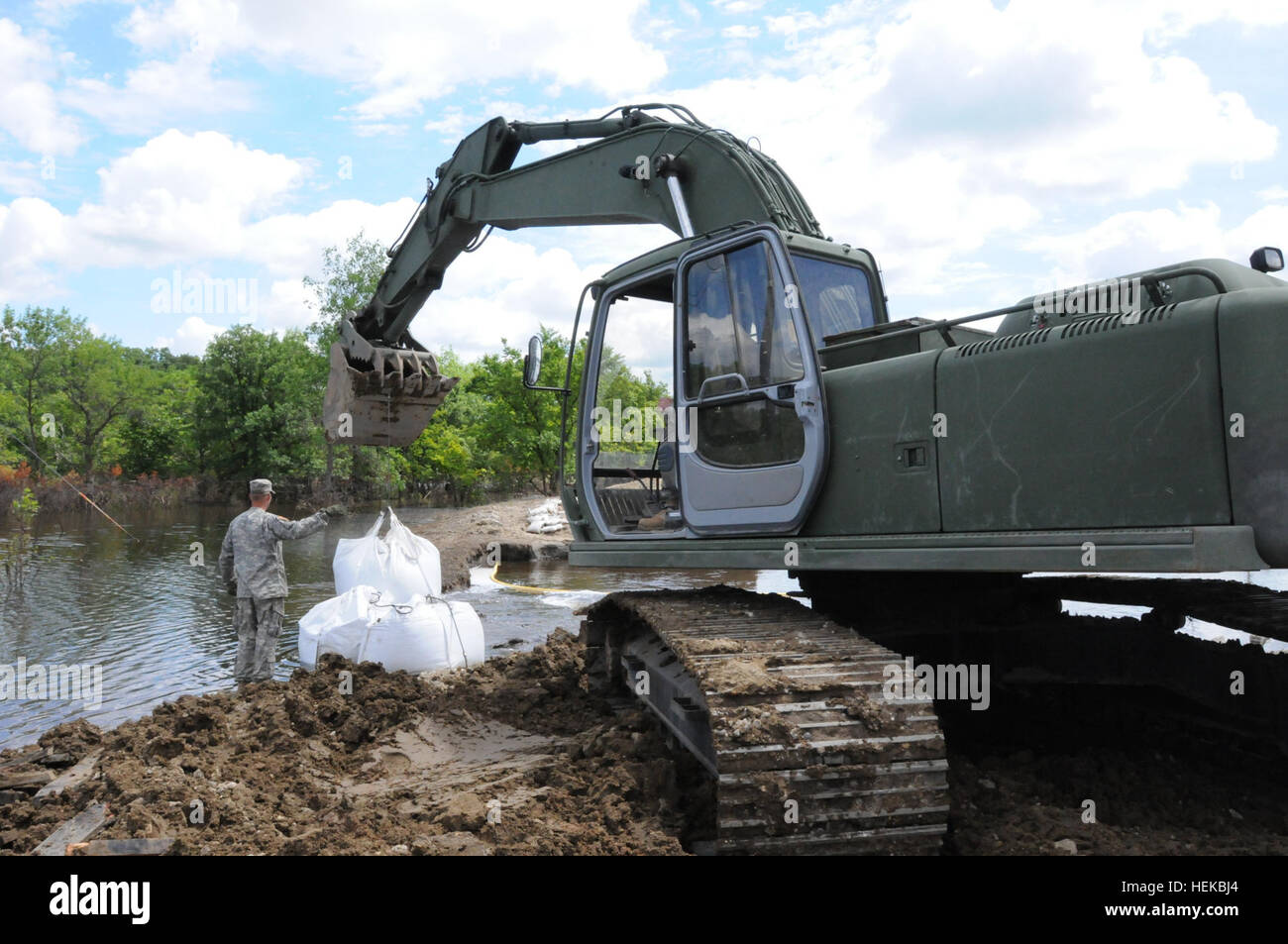 Soldiers of the Minnesota National Guard's 682nd Engineer Battalion ...