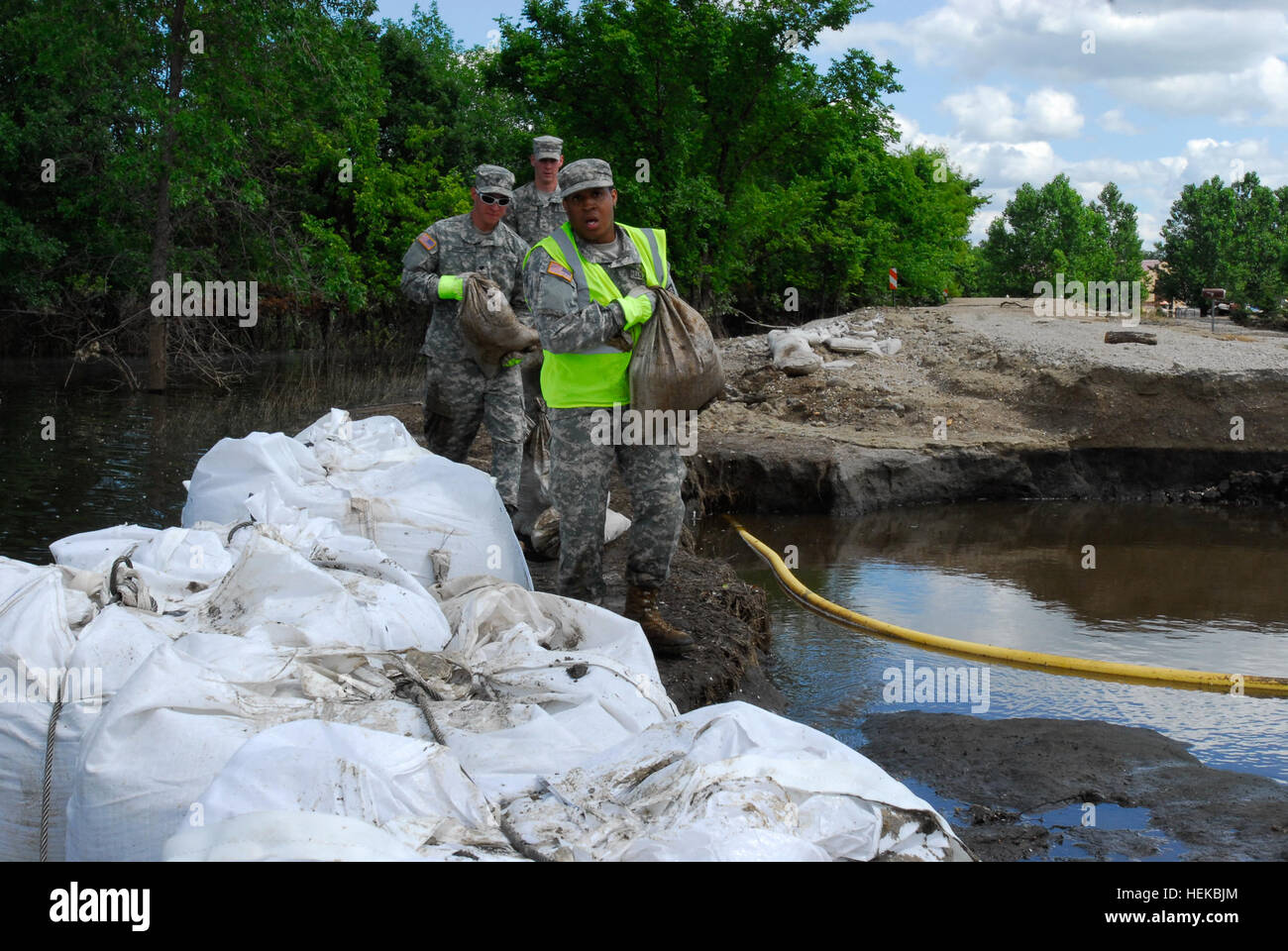 Soldiers of the Minnesota National Guard's 682nd Engineer Battalion ...