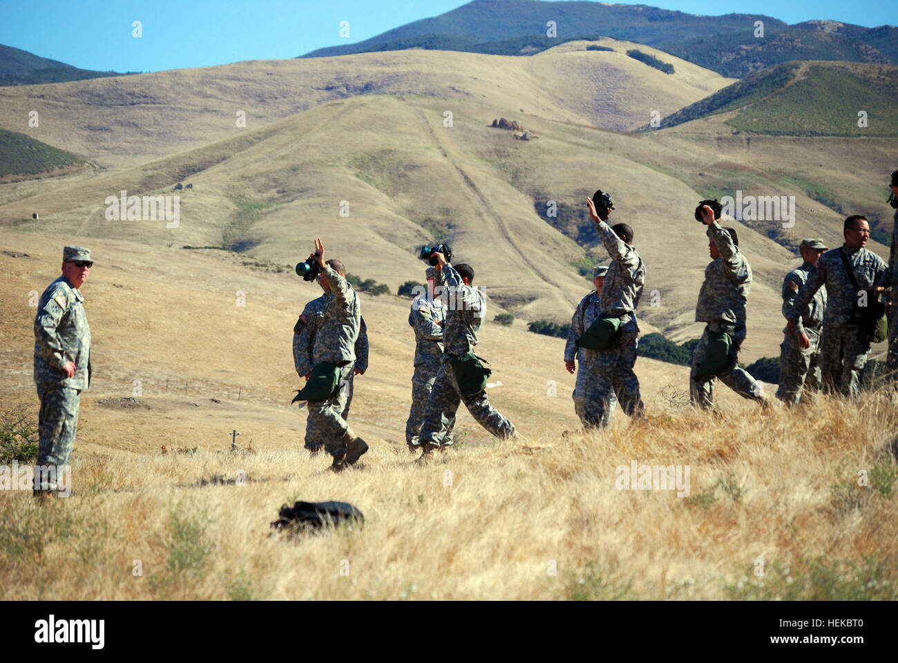 Soldiers with the 270th Military Police Company, 185th Military Police ...