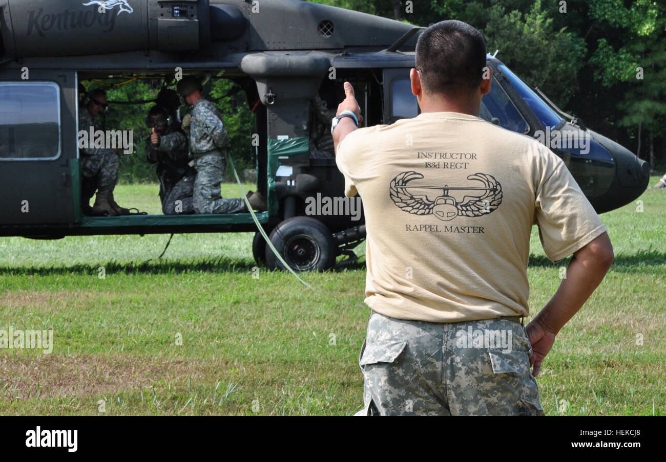 Soldiers attending the Rappel Master certification face their final ...