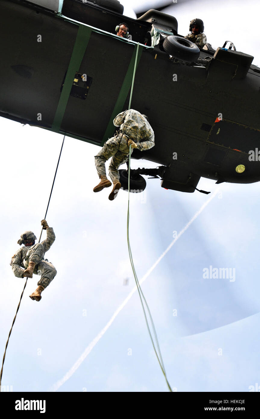 Soldiers attending the Rappel Master certification face their final ...