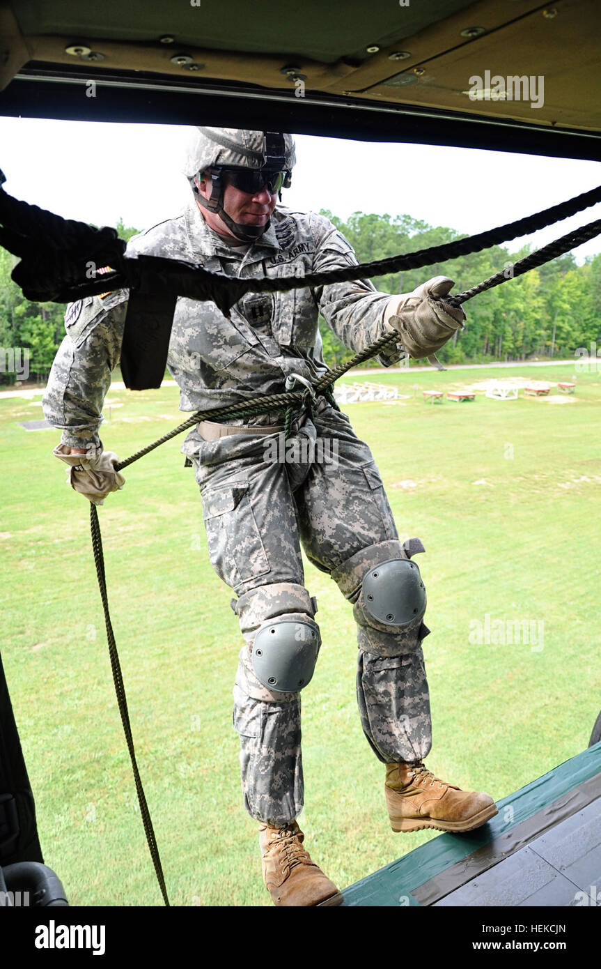 Soldiers attending the Rappel Master certification face their final ...