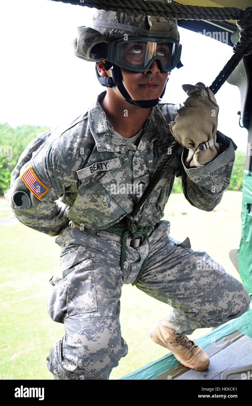 Soldiers attending the Rappel Master certification face their final ...