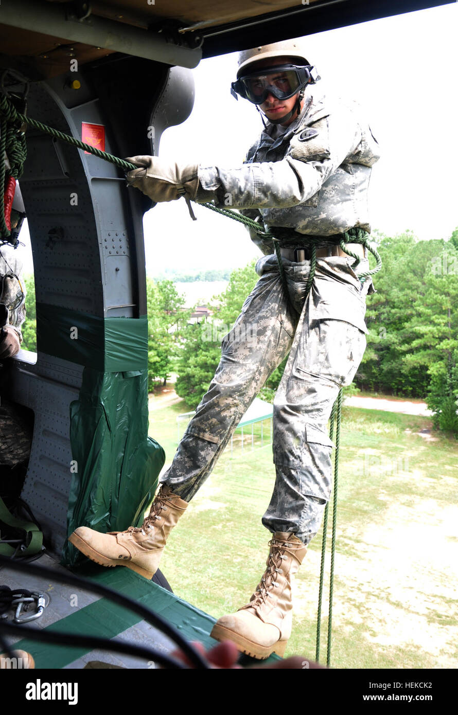 Soldiers attending the Rappel Master certification face their final ...