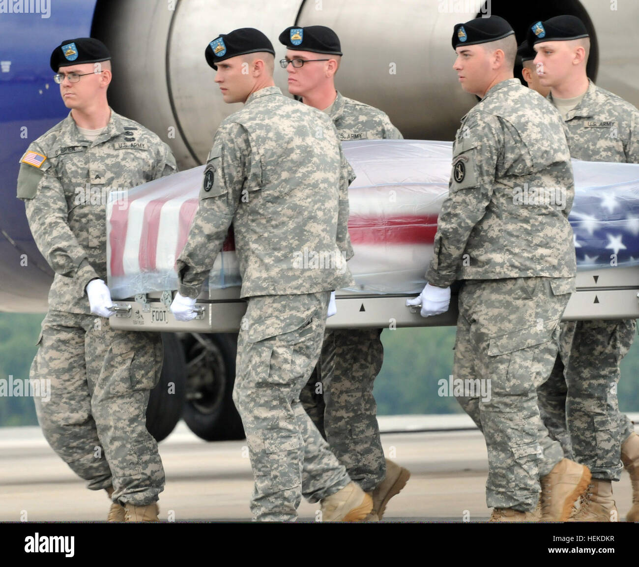 Third U.S. Infantry Regiment (The Old Guard) soldiers carry the remains ...