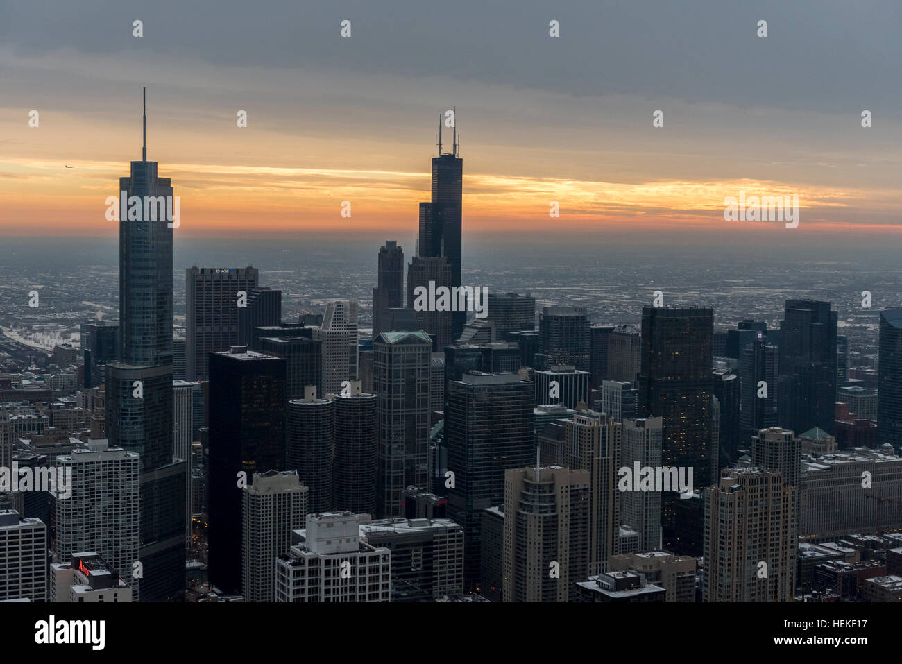 Chicago, USA. 21 December 2016. Weather. The sun sets behind the (L ...