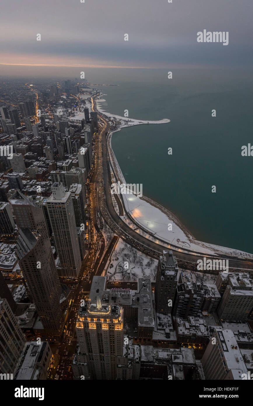 Chicago, USA. 21 December 2016. Weather. The sun sets on the winter ...