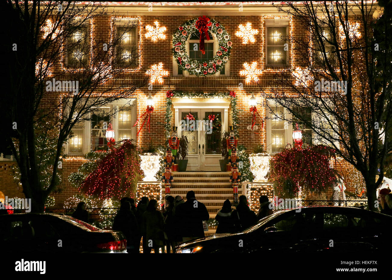 New York, USA. 21st Dec, 2016. People visit a block with Christmas ...