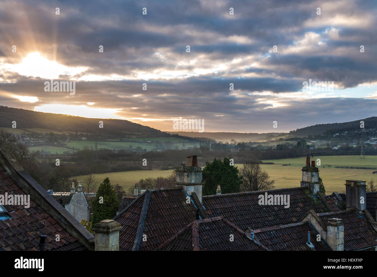 Batheaston, Somerset, UK. 22nd December 2016. UK Weather: The sun rises ...