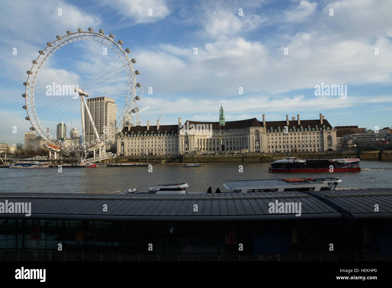 London, UK. 22 December 2016. Marine engineers construct a new pier ...