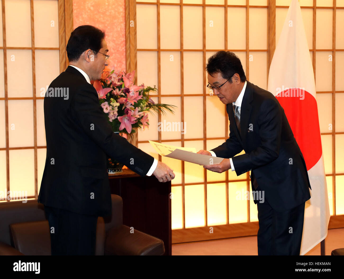 Tokyo, Japan. 22nd Dec, 2016. Japanese singer Hiroshi Itsuki receives a ...