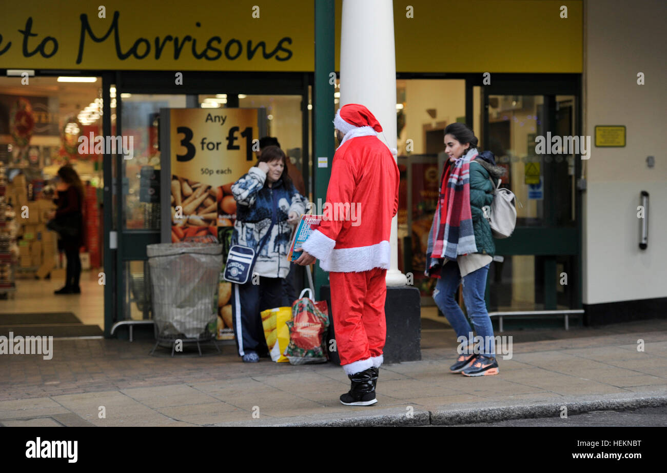 Homeless santa claus hi-res stock photography and images - Alamy