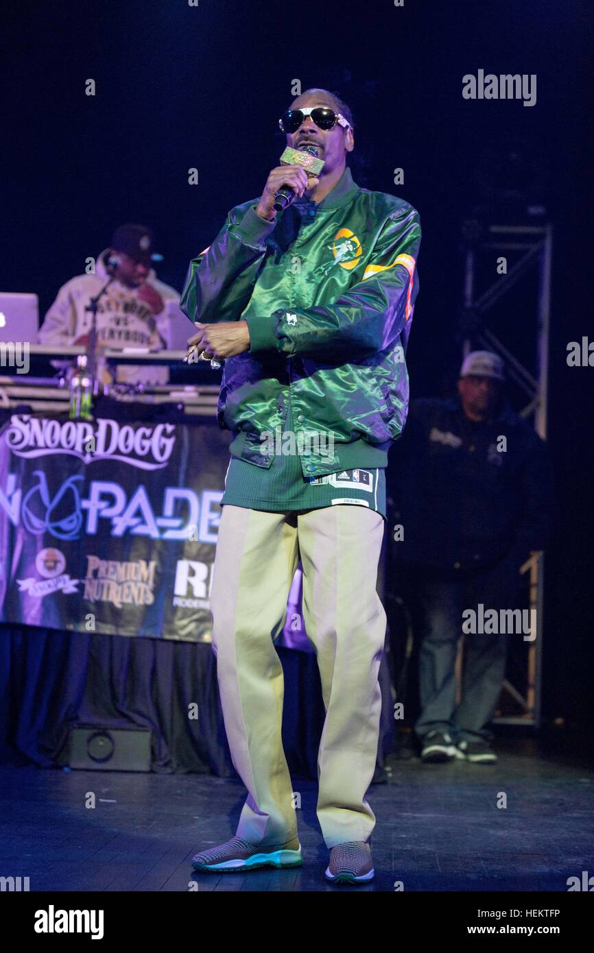 Milwaukee, Wisconsin, USA. 23rd Dec, 2016. SNOOP DOGG (CORDOZAR CALVIN ...